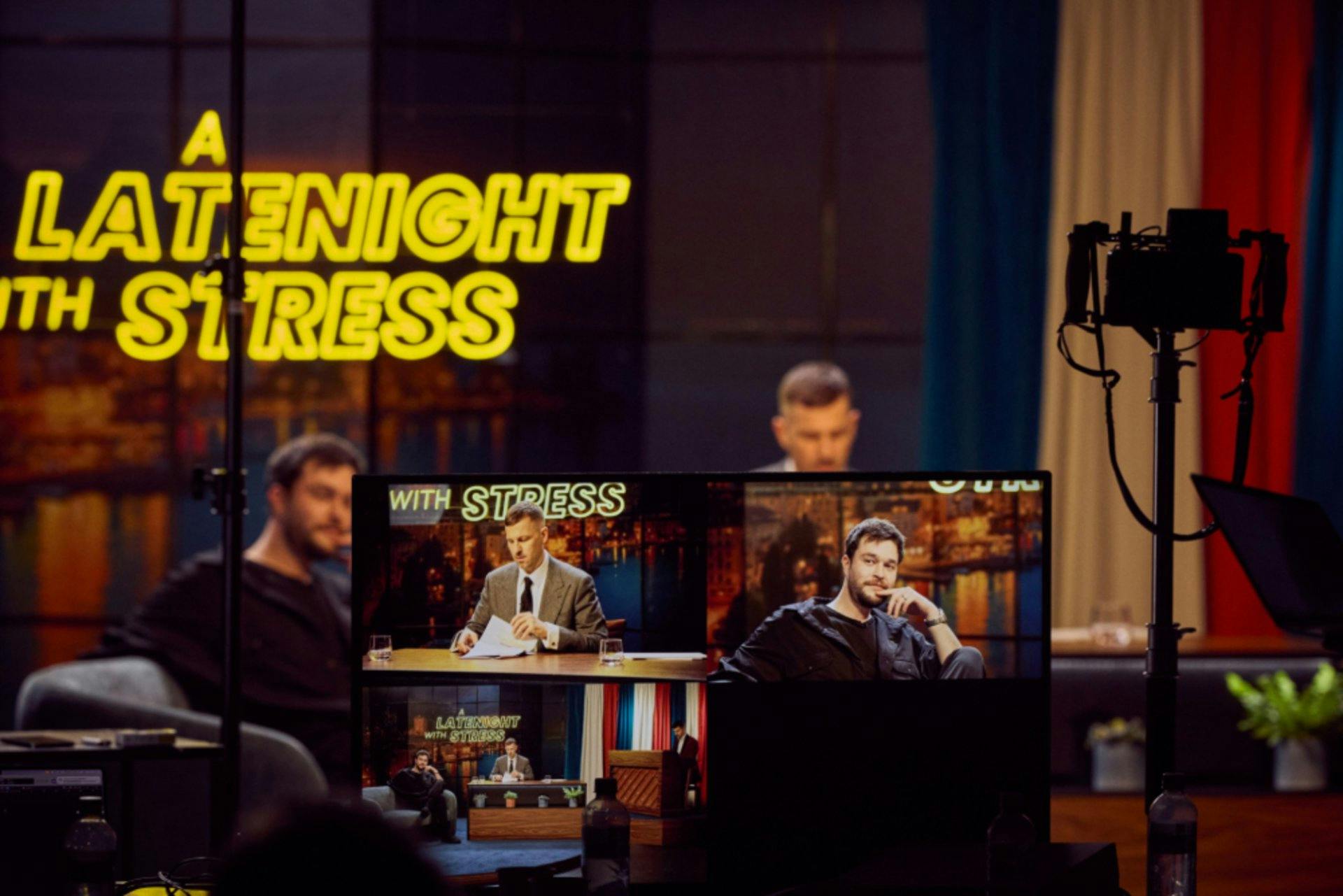 Musiker Stress ist Host seiner eigenen Late Night Show in Kurzformat ...